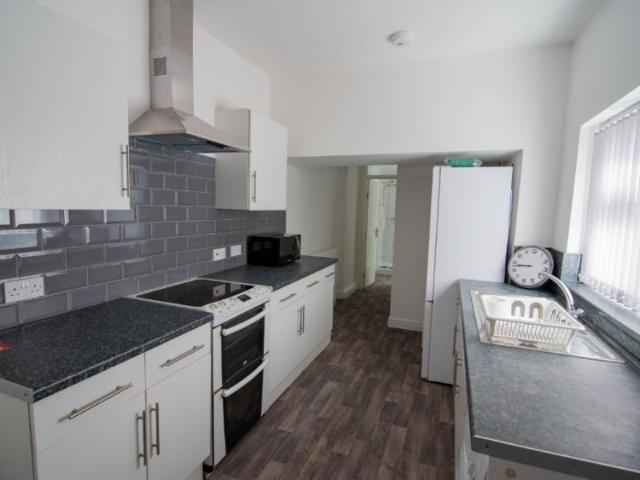 5 bedroom House share To Let