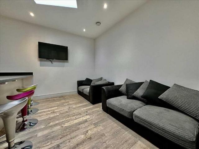 5 bedroom house share to rent