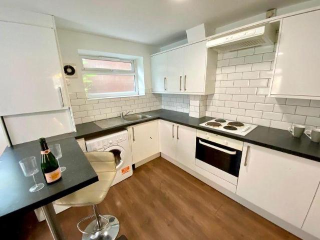 4 bedroom house share to rent