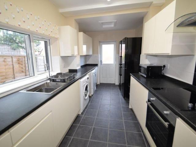 5 bedroom house share to rent