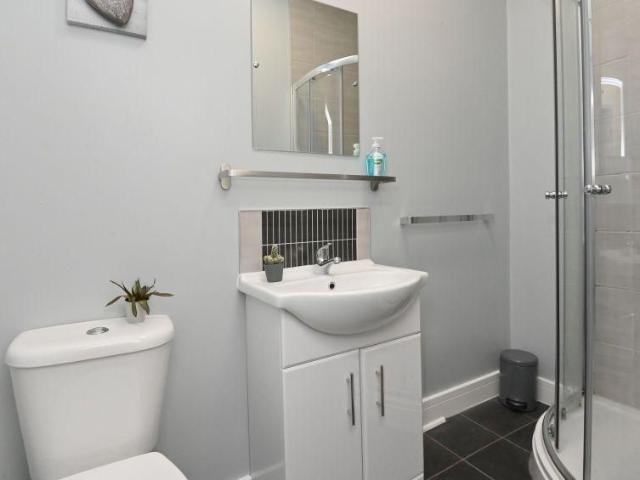 5 bedroom house share to rent
