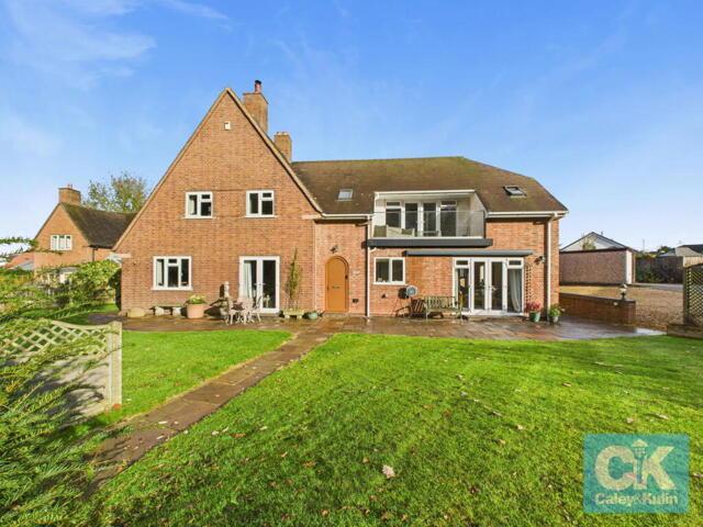 5 Bedroom House Staffordshire Staffordshire LS100426472