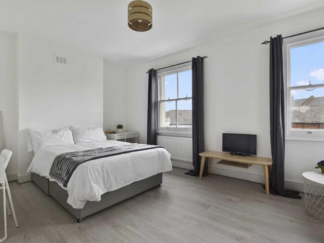5 Bedroom House, Stanley Grove, Battersea SW8, 5 bed town house to rent, £4,800 pcm | PrimeLocation