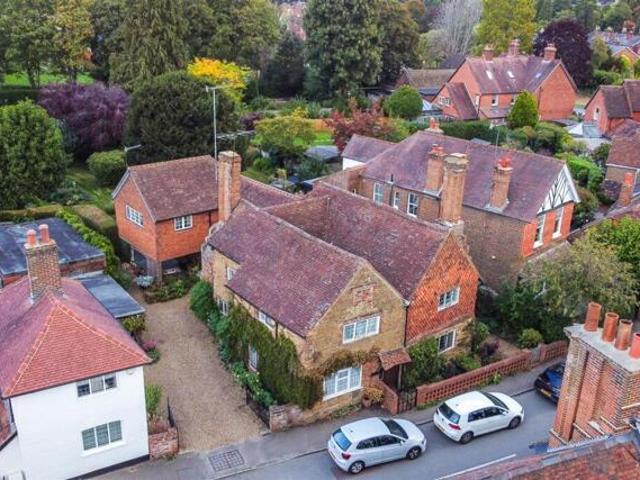 5 Bedroom House Surrey Great London LS99523622