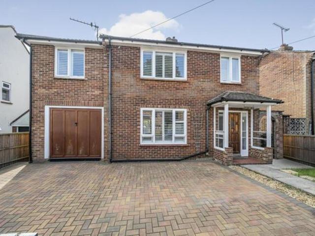 5 Bedroom House Surrey Hampshire 100132290