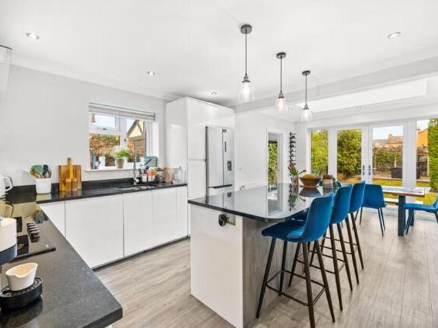 5 Bedroom House Surrey Surrey 98834271