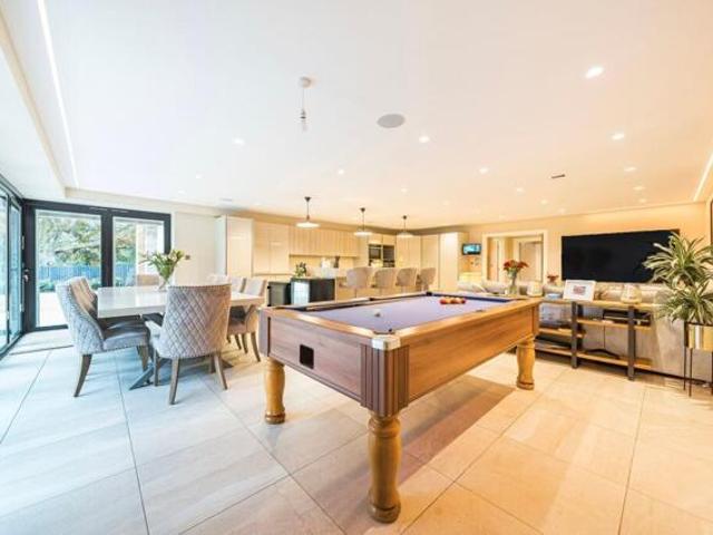 5 Bedroom House Surrey Surrey 100426580