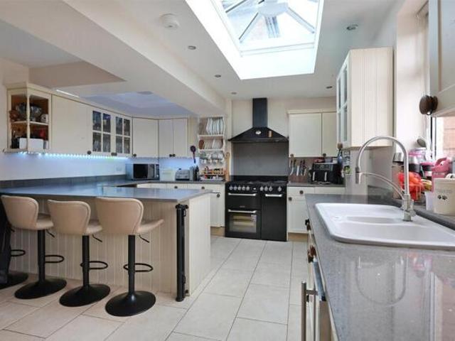 5 Bedroom House Surrey Surrey 100649124