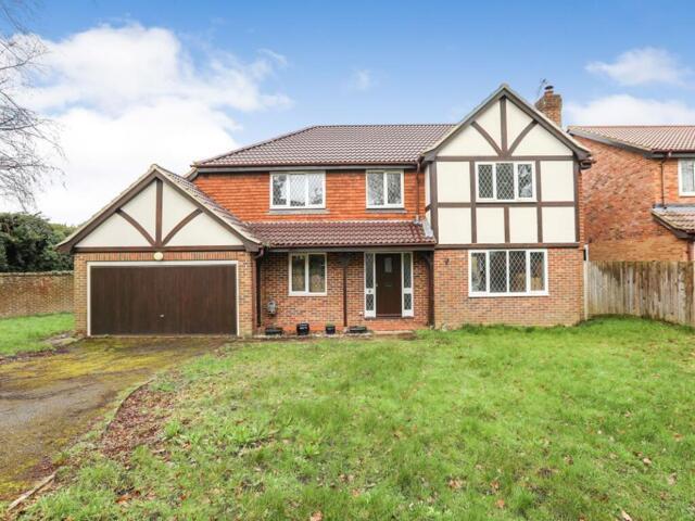 5 Bedroom House Surrey Surrey 100132171