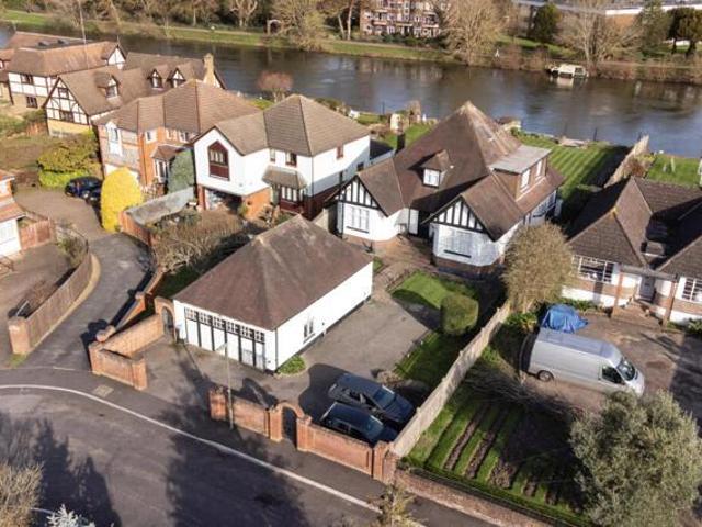5 Bedroom House Surrey Surrey LS100503279