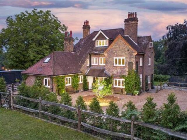 5 Bedroom House Surrey West Sussex LS99735894