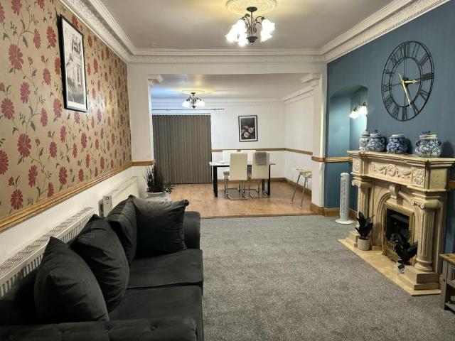 5 Bedroom House Ravenhill Ravenhill LS91454542