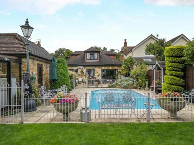 5 Bedroom House Woking Surrey 98503749