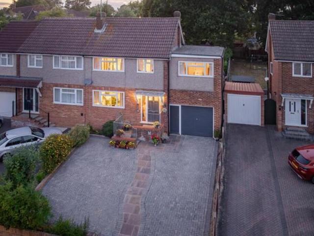 5 Bedroom House Woking Surrey 100456519