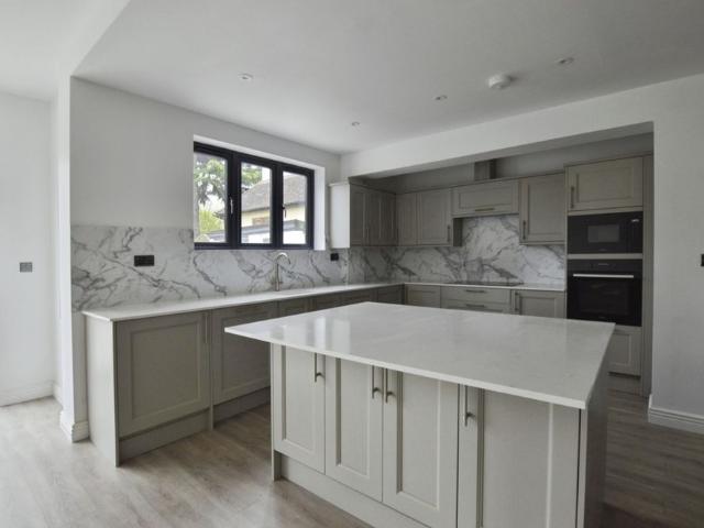 5 bedroom House To Let Total Size: 1464 SQ FT