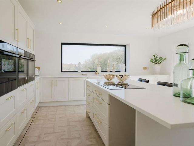 5 bedroom House To Let Total Size: 2627 SQ FT
