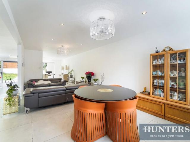 5 bedroom House To Let Total Size: 2831 SQ FT