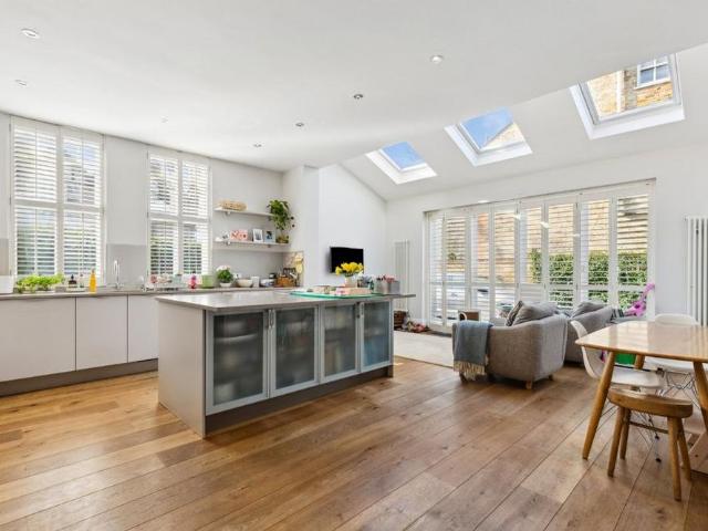 5 bedroom end of terrace house to rent