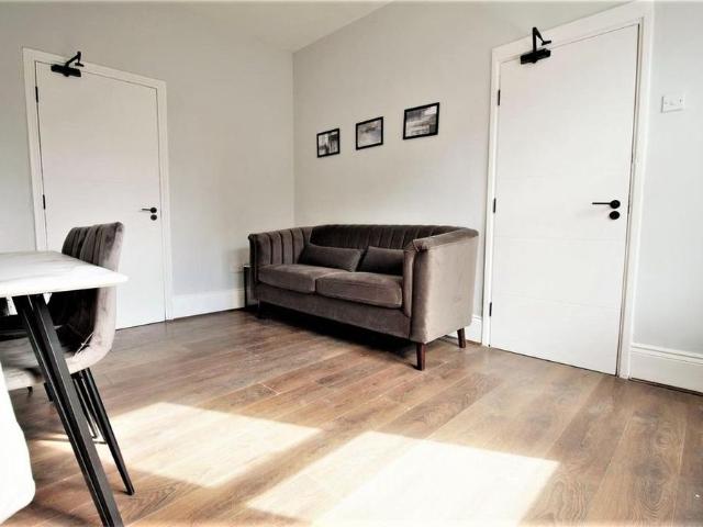 5 bedroom house to rent