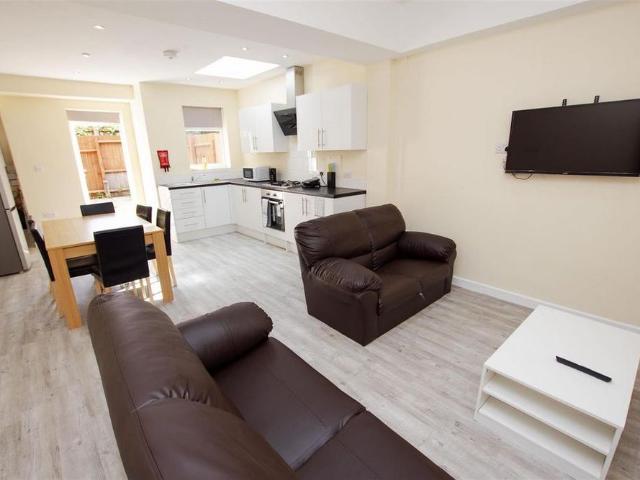 5 bedroom house to rent