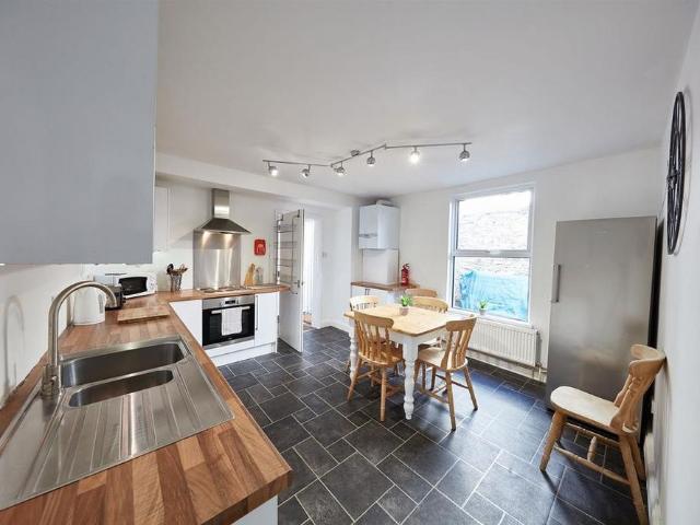 5 bedroom house to rent
