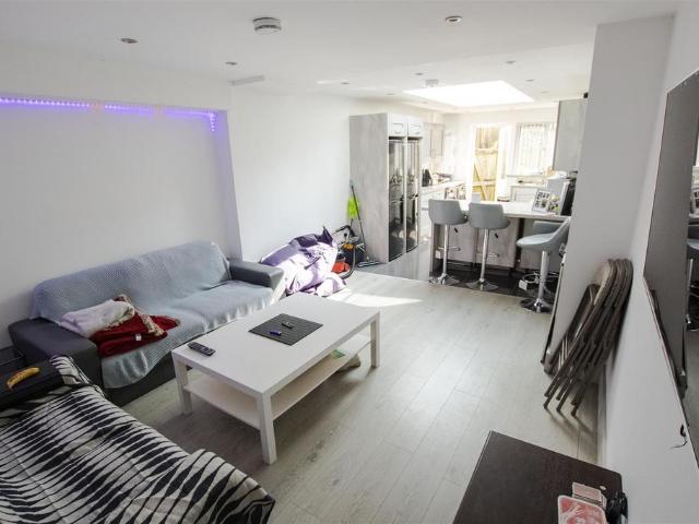 5 bedroom house to rent