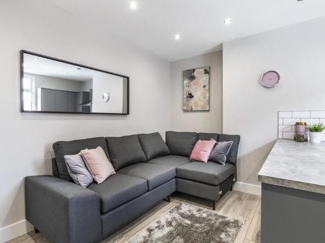 1 bedroom in a house share to rent