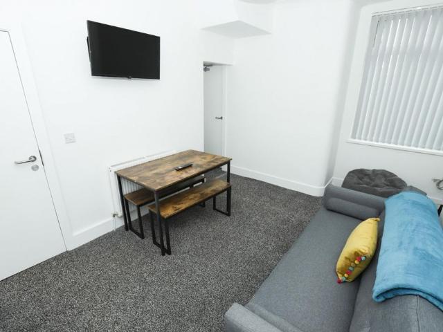 5 bedroom House To Rent Total Size: 1002 SQ FT