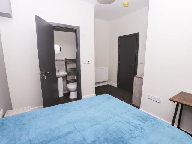 5 bedroom House To Rent Total Size: 1098 SQ FT