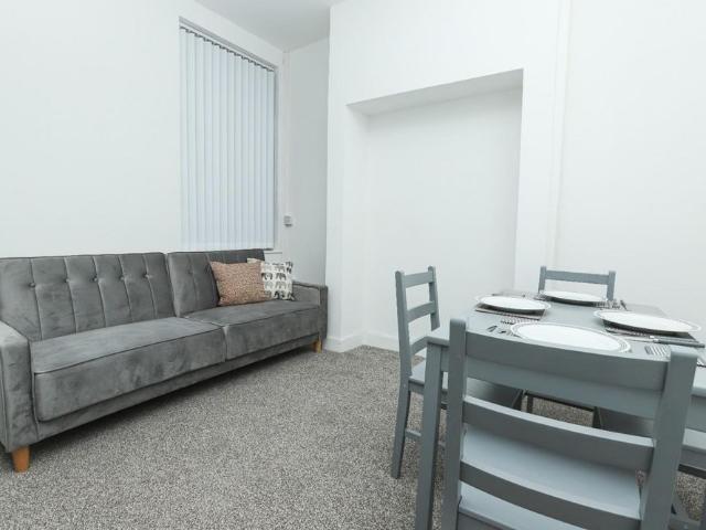 5 bedroom House To Rent Total Size: 1174 SQ FT