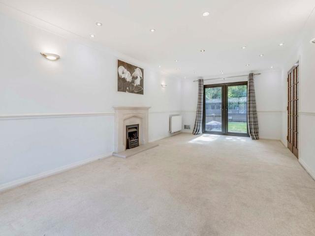 5 bedroom house to rent Hedingham Close, Horley, Surrey, RH6