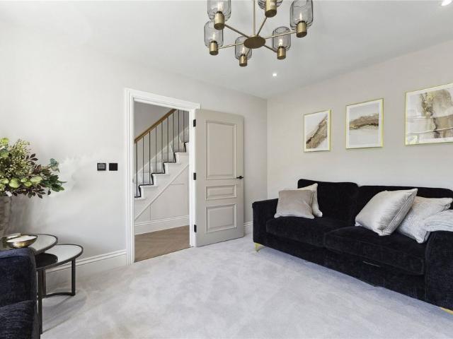 5 bedroom house to rent Shelvers Way, Tadworth, Surrey, KT20
