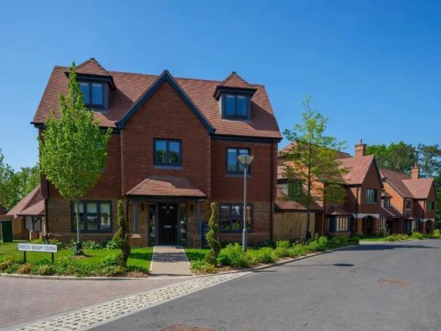 5 Bedroom House Tonbridge Hildenborough LS102596720