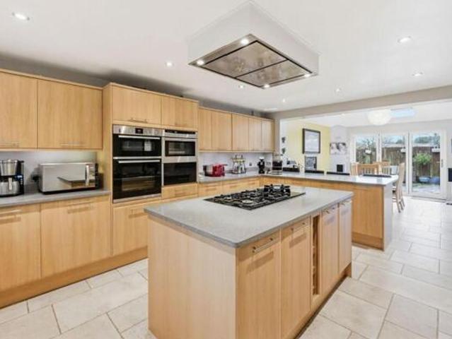 5 Bedroom House Tadworth Surrey 101678758