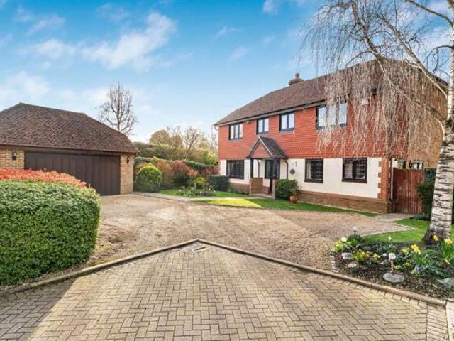 5 Bedroom House Thorpe Surrey 100733750