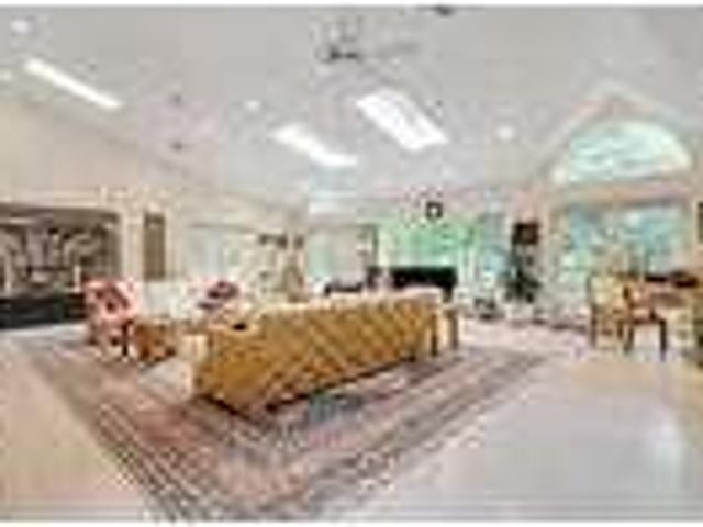 5 bedroom in Great Neck New York 11020