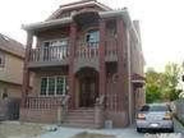 5 bedroom in New Hyde Park New York 11040