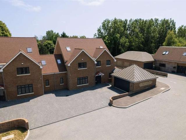 5 Bedroom Link Detached House