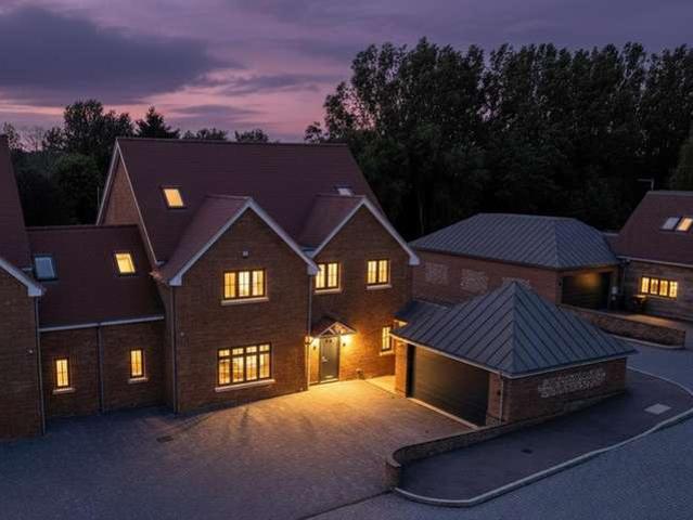 5 Bedroom Link Detached House