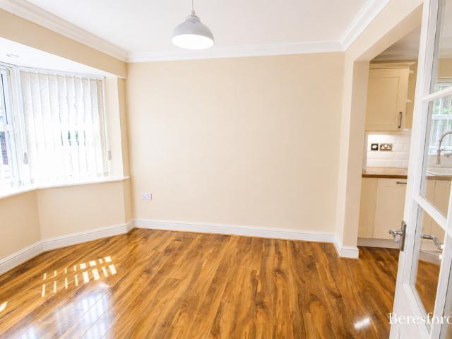 5 bedroom link detached house to rent