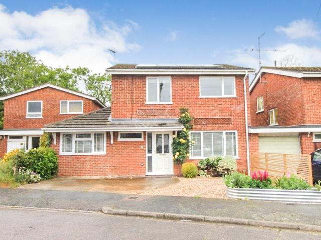 5 bedroom link detached house to rent