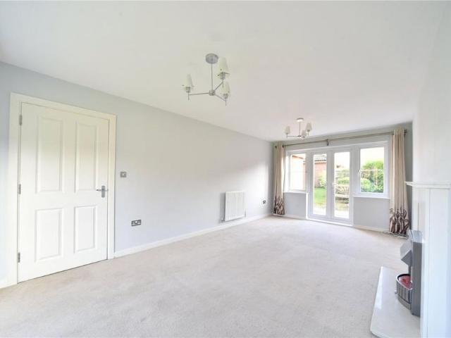 5 bedroom link detached house to rent