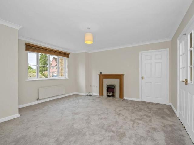 5 bedroom link detached house to rent