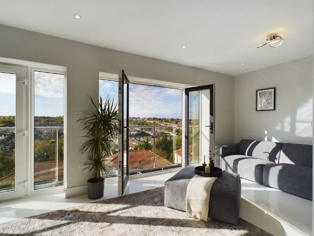 5 bedroom link detached house to rent