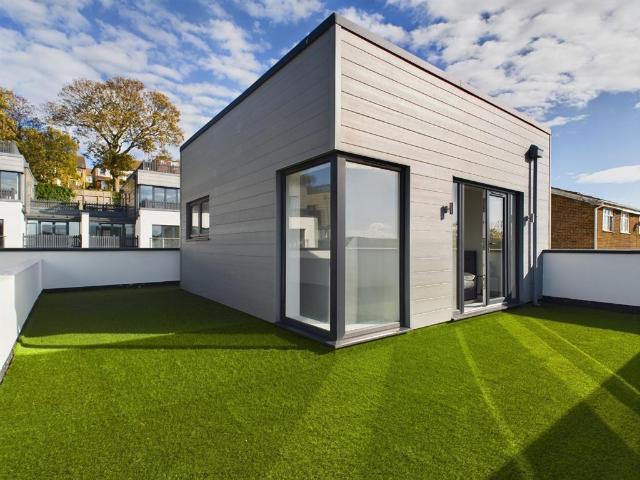 5 bedroom link detached house to rent