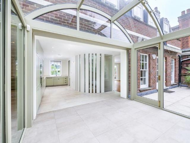 5 bedroom link detached house to rent