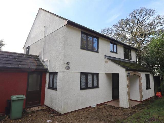 5 bedroom link detached house to rent