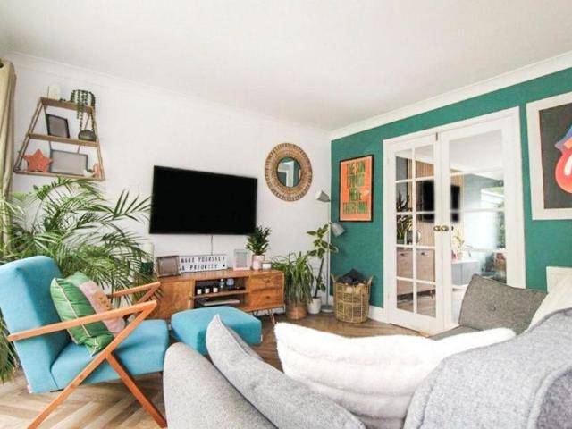 4 bedroom link detached house to rent