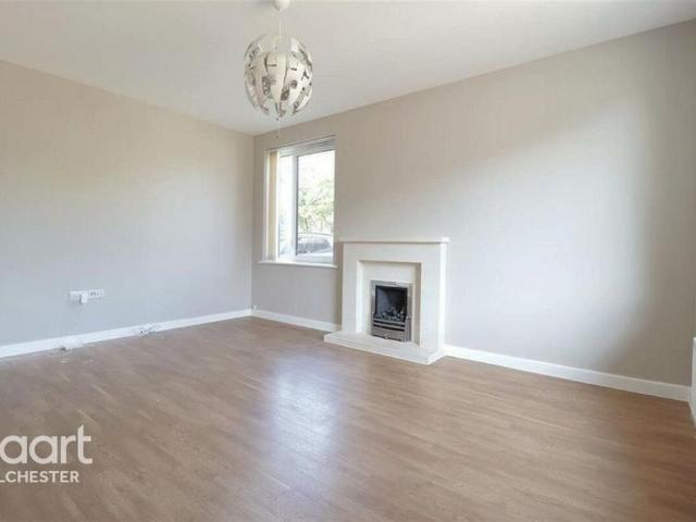 5 bedroom link detached house to rent