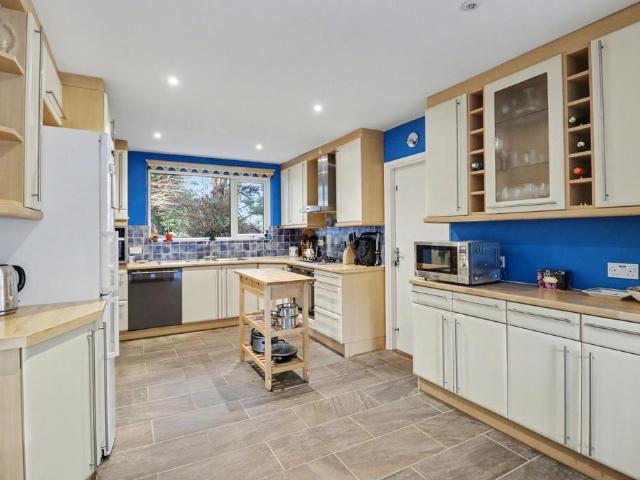5 bedroom link detached house for sale